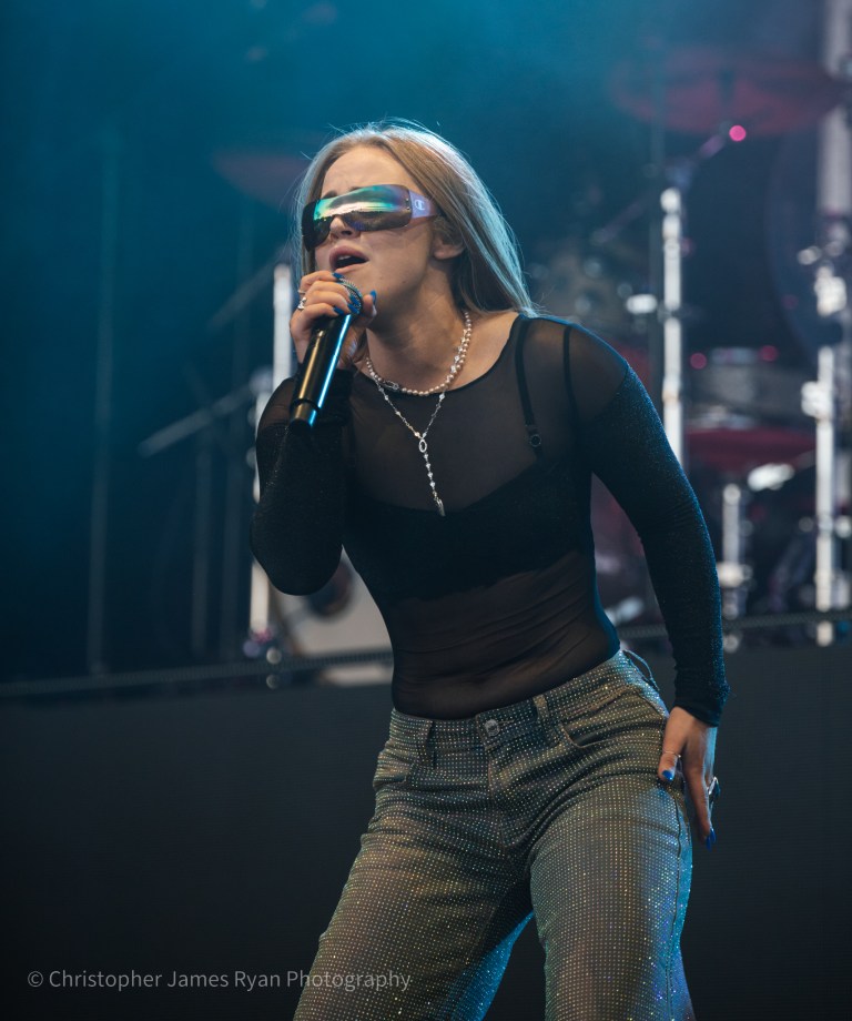 Becky Hill’s Unforgettable Night at Haydock – Banana Jazz