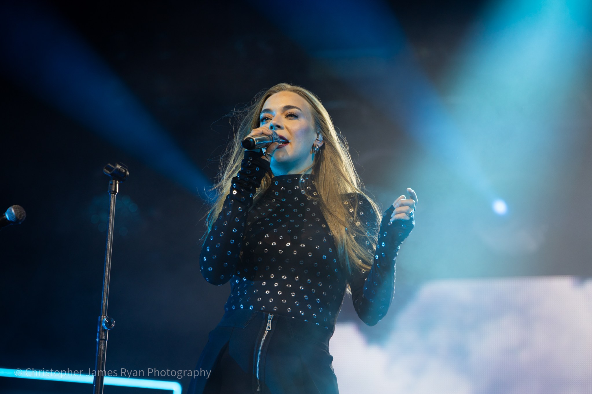 Becky Hill’s Unforgettable Night at Haydock – Banana Jazz